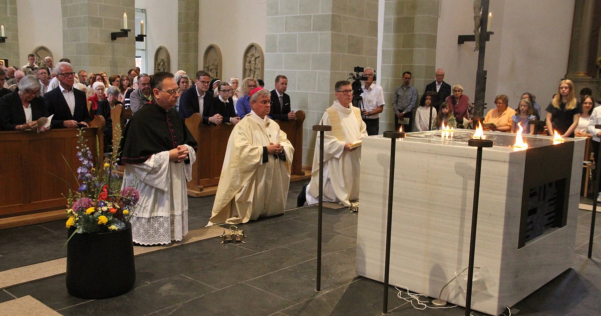 Paderborner Erzbischof setzt neuen Salzkottener Altar in Flammen | nw.de