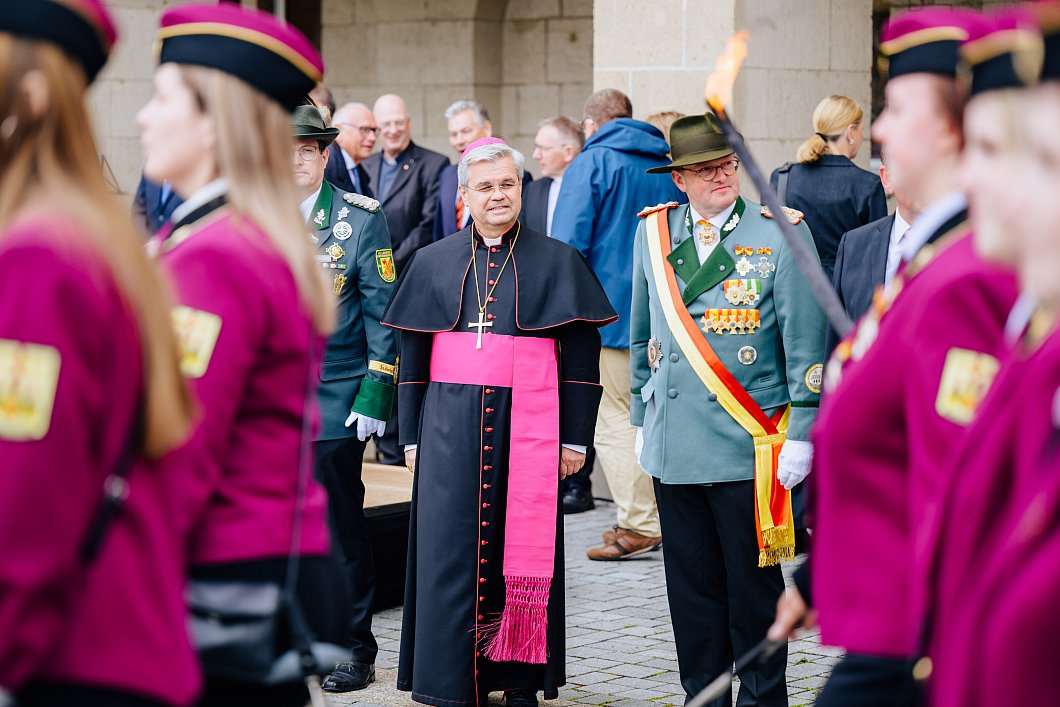 Riesiger Schützenaufmarsch in Paderborn: Großer Zapfenstreich für den Erzbischof | nw.de