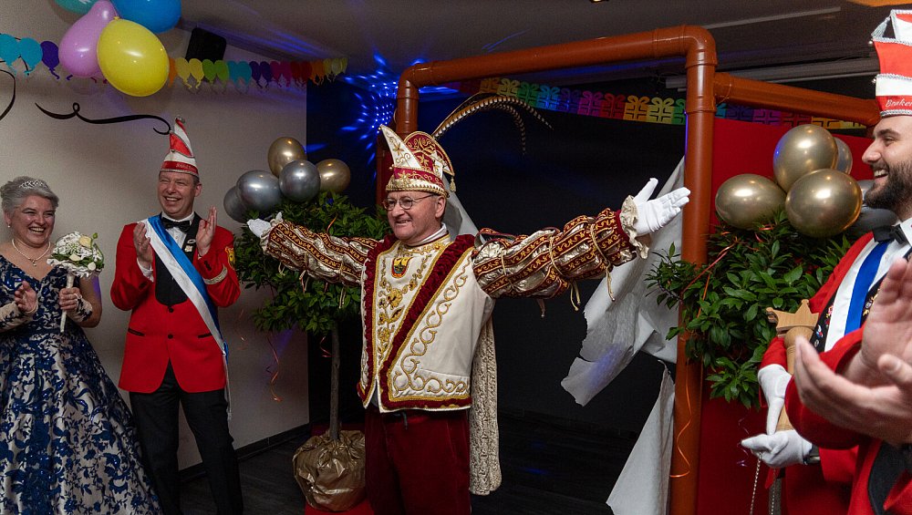 Neuer Prinz in Brakel: Echte Helden werden im Karneval geboren | nw.de