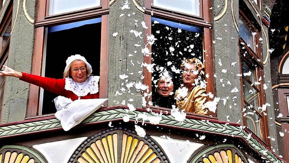 Frau Holle lässt die Federn fliegen | nw.de